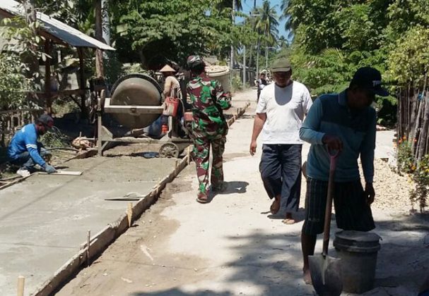 Anggota Babinsa Koramil Kangean Gotong Royong Bersama Warga Perbaiki Jalan » Seputar Madura