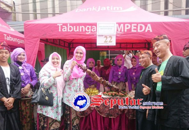 Sate Gajah Penuhi Simpang Odheng Sumenep » Seputar Madura